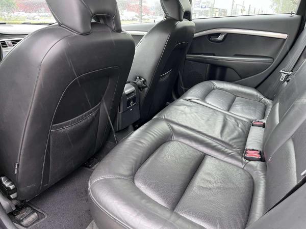 Black Volvo V70 2011 in Kaunas, with an engine capacity of 2.40 L and mileage of 456 thousand km for 4300 €, photo 10 on AUTOMOTO.COM.LV