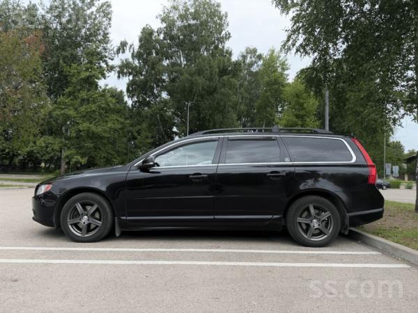 Black Volvo V70 2011 in Riga, with an engine capacity of 2.00 L and mileage of 292 thousand km for 5900 €, photo 4 on AUTOMOTO.COM.LV