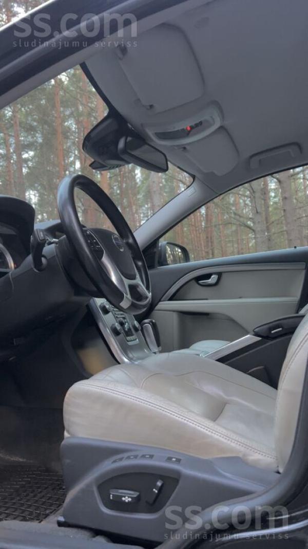 Black Volvo V70 2011 in Jurmala, with an engine capacity of 2.40 L and mileage of 348 thousand km for 6300 €, photo 8 on AUTOMOTO.COM.LV