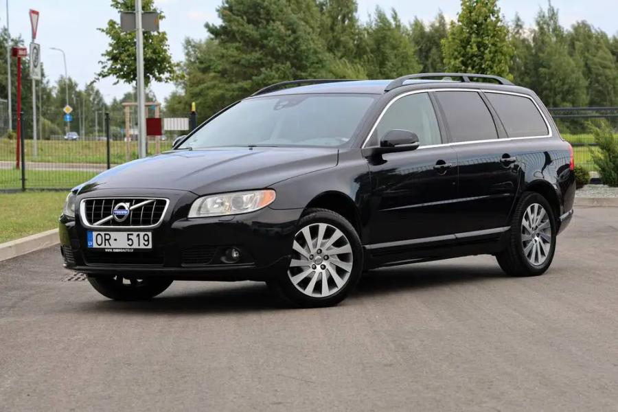 Black Volvo V70 2011 in Jelgava, with an engine capacity of 2.00 L and mileage of 304 thousand km for 6990 €, photo 1 on AUTOMOTO.COM.LV