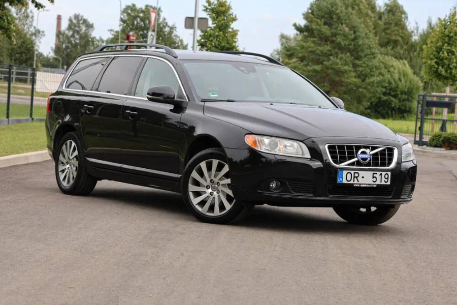 Black Volvo V70 2011 in Jelgava, with an engine capacity of 2.00 L and mileage of 304 thousand km for 6990 €, photo 4 on AUTOMOTO.COM.LV