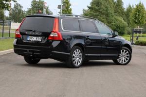 Black Volvo V70 2011 in Jelgava, with an engine capacity of 2.00 L and mileage of 304 thousand km for 6990 €, photo 5 on AUTOMOTO.COM.LV