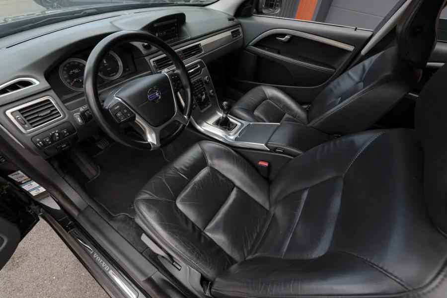 Black Volvo V70 2011 in Jelgava, with an engine capacity of 2.00 L and mileage of 304 thousand km for 6990 €, photo 9 on AUTOMOTO.COM.LV