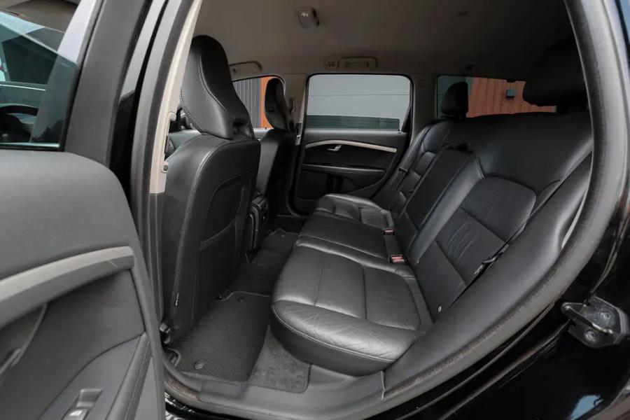 Black Volvo V70 2011 in Jelgava, with an engine capacity of 2.00 L and mileage of 304 thousand km for 6990 €, photo 10 on AUTOMOTO.COM.LV