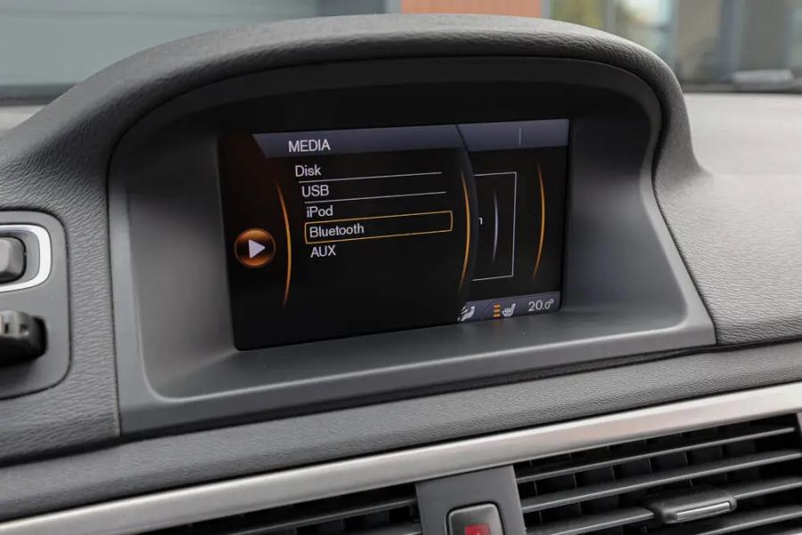 Black Volvo V70 2011 in Jelgava, with an engine capacity of 2.00 L and mileage of 304 thousand km for 6990 €, photo 16 on AUTOMOTO.COM.LV