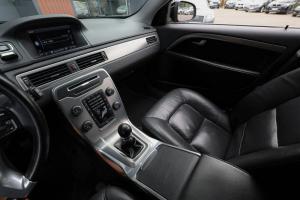Black Volvo V70 2011 in Jelgava, with an engine capacity of 2.00 L and mileage of 304 thousand km for 6990 €, photo 19 on AUTOMOTO.COM.LV
