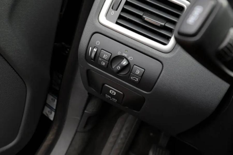 Black Volvo V70 2011 in Jelgava, with an engine capacity of 2.00 L and mileage of 304 thousand km for 6990 €, photo 22 on AUTOMOTO.COM.LV