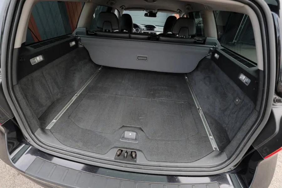 Black Volvo V70 2011 in Jelgava, with an engine capacity of 2.00 L and mileage of 304 thousand km for 6990 €, photo 24 on AUTOMOTO.COM.LV