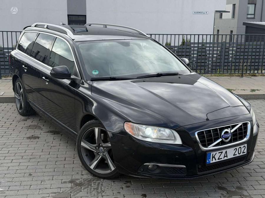 Black Volvo V70 2011 in Vilnius, with an engine capacity of 1.98 L and mileage of 380 thousand km for 2500 €, photo 1 on AUTOMOTO.COM.LV