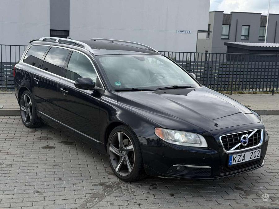 Black Volvo V70 2011 in Vilnius, with an engine capacity of 1.98 L and mileage of 380 thousand km for 2500 €, photo 4 on AUTOMOTO.COM.LV