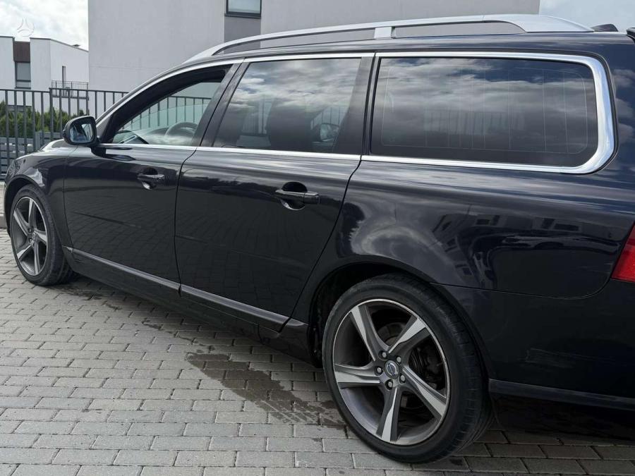 Black Volvo V70 2011 in Vilnius, with an engine capacity of 1.98 L and mileage of 380 thousand km for 2500 €, photo 7 on AUTOMOTO.COM.LV