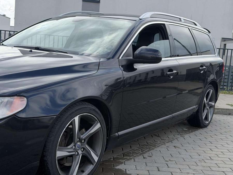 Black Volvo V70 2011 in Vilnius, with an engine capacity of 1.98 L and mileage of 380 thousand km for 2500 €, photo 8 on AUTOMOTO.COM.LV