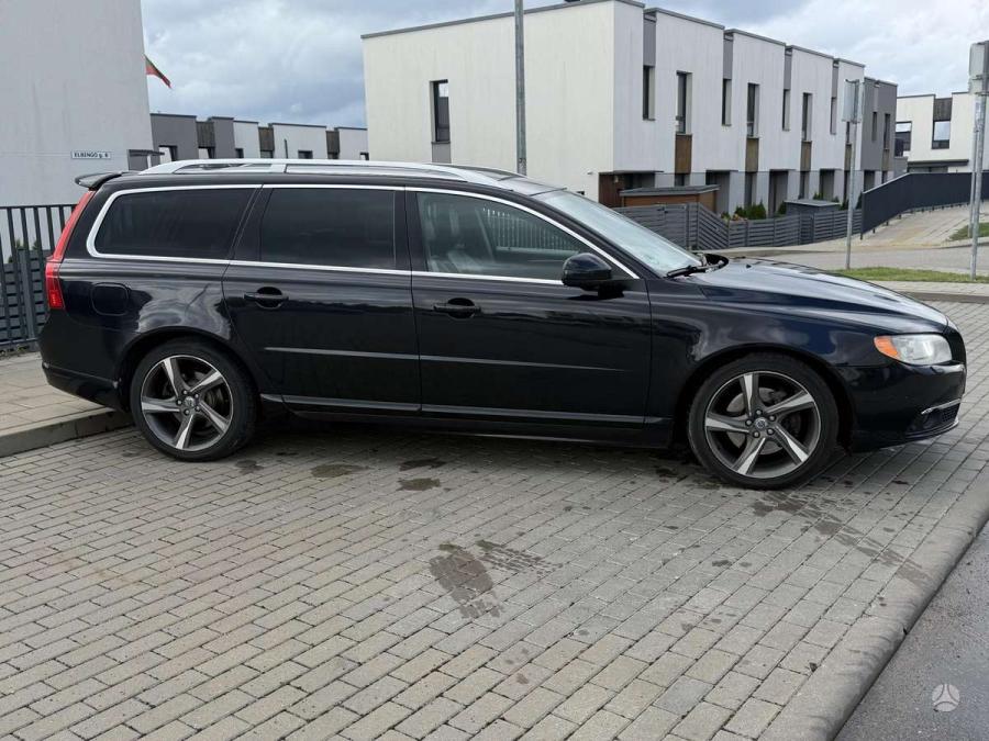 Black Volvo V70 2011 in Vilnius, with an engine capacity of 1.98 L and mileage of 380 thousand km for 2500 €, photo 10 on AUTOMOTO.COM.LV