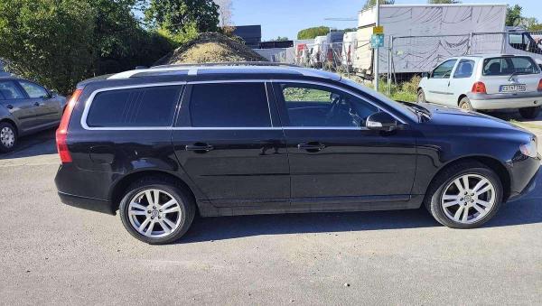 Volvo V70 2011 in Vilnius on AUTOMOTO.COM.LV Black Volvo V70 2011 in Vilnius, with an engine capacity of 2.40 L and mileage of 267 thousand km for 3000 €, photo 10 on AUTOMOTO.COM.LV