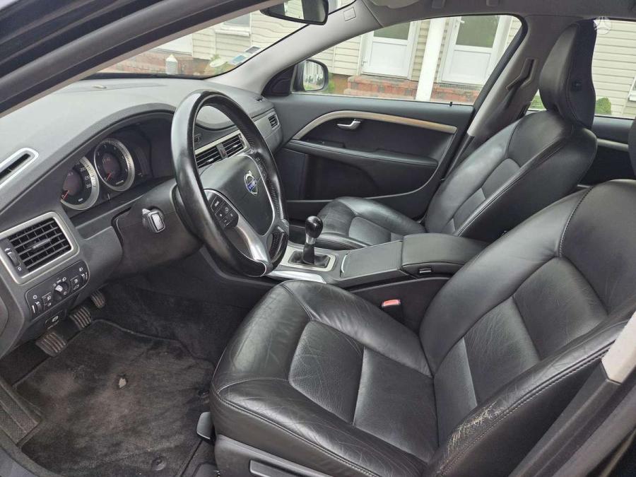 Black Volvo V70 2011 in Vilnius, with an engine capacity of 1.98 L and mileage of 252 thousand km for 4900 €, photo 9 on AUTOMOTO.COM.LV