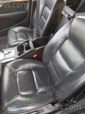 Black Volvo V70 2011 in Jurmala, with an engine capacity of 2.00 L and mileage of 331 thousand km for 2199 €, photo 3 on AUTOMOTO.COM.LV