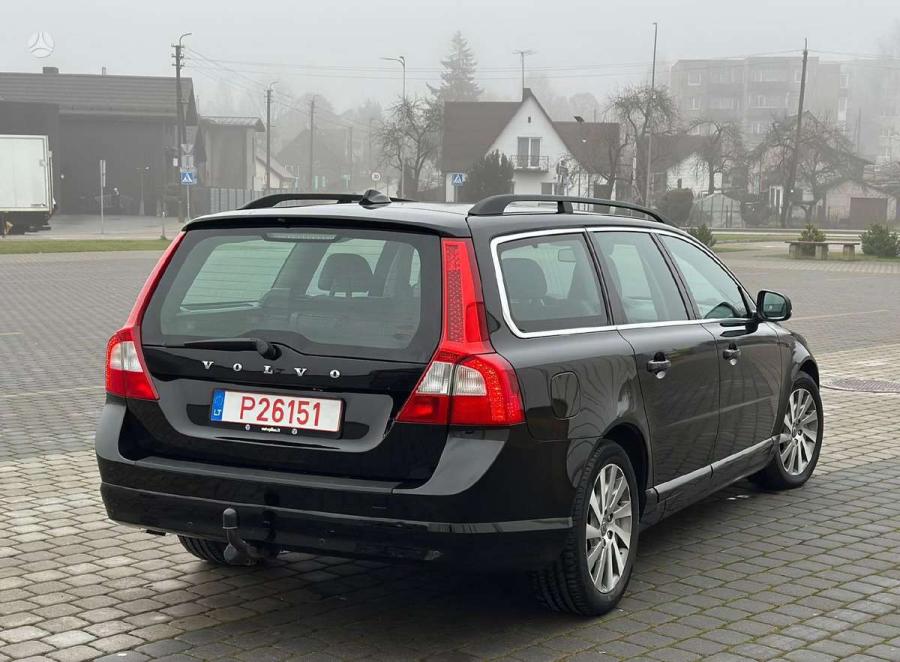 Black Volvo V70 2012 in Vilnius, with an engine capacity of 1.98 L and mileage of 298 thousand km for 5999 €, photo 5 on AUTOMOTO.COM.LV