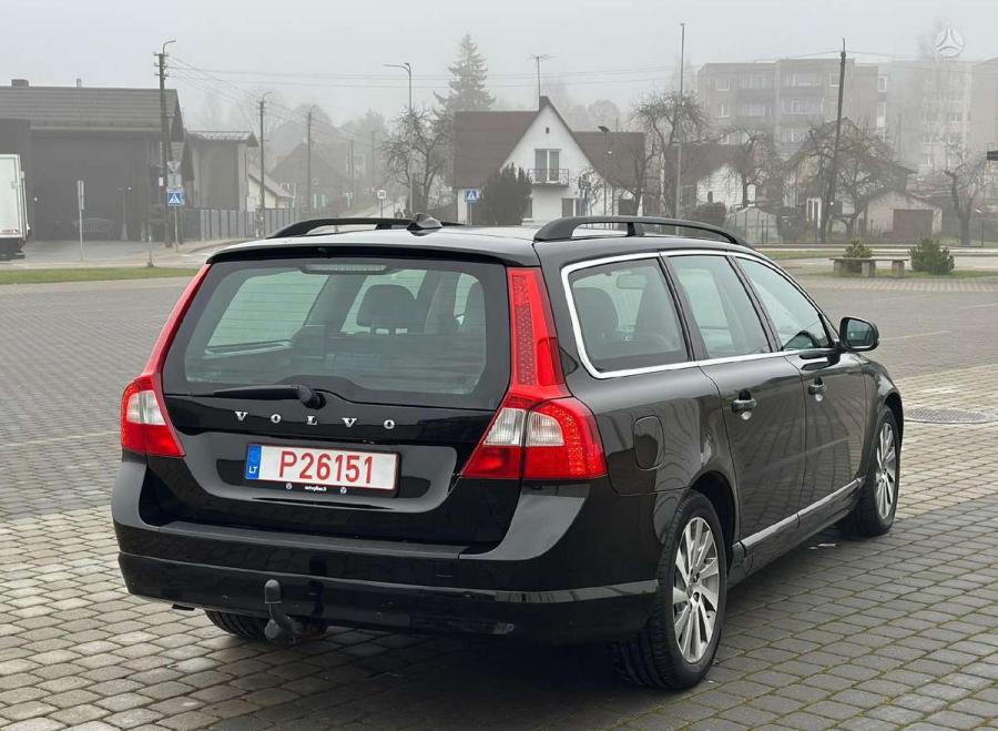 Black Volvo V70 2012 in Vilnius, with an engine capacity of 1.98 L and mileage of 298 thousand km for 5999 €, photo 11 on AUTOMOTO.COM.LV