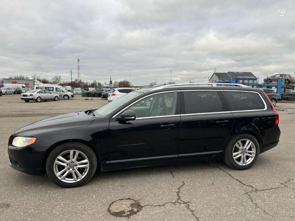 Black Volvo V70 2012 in Marijampole, with an engine capacity of 1.56 L and mileage of 231 thousand km for 3950 €, photo 6 on AUTOMOTO.COM.LV