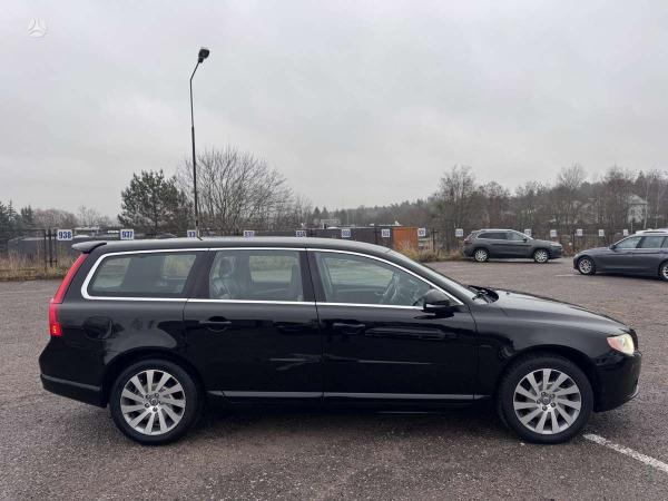 Melns Volvo V70 2012 Alīta, ar dzinēja tilpumu 1.98 L un nobraukumu 284 tūkst. km par 6200 €, foto 5 vietnē AUTOMOTO.COM.LV