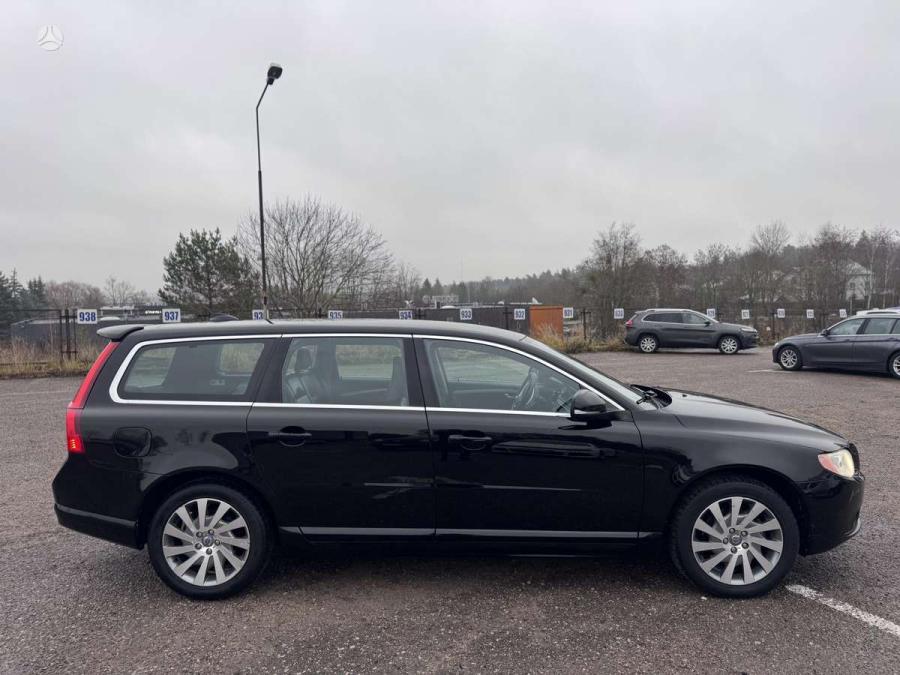 Melns Volvo V70 2012 Alīta, ar dzinēja tilpumu 1.98 L un nobraukumu 284 tūkst. km par 6200 €, foto 5 vietnē AUTOMOTO.COM.LV