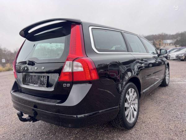 Melns Volvo V70 2012 Alīta, ar dzinēja tilpumu 1.98 L un nobraukumu 284 tūkst. km par 6200 €, foto 9 vietnē AUTOMOTO.COM.LV