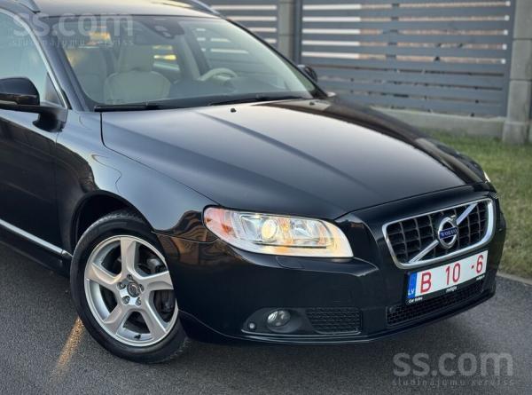 Black Volvo V70 2012 in Jelgava, with an engine capacity of 2.00 L and mileage of 364 thousand km for 7350 €, photo 5 on AUTOMOTO.COM.LV