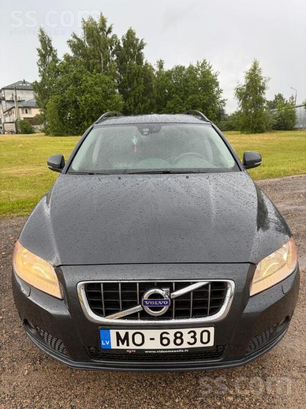Black Volvo V70 2012 in Riga, with an engine capacity of 2.00 L and mileage of 353 thousand km for 6800 €, photo 1 on AUTOMOTO.COM.LV