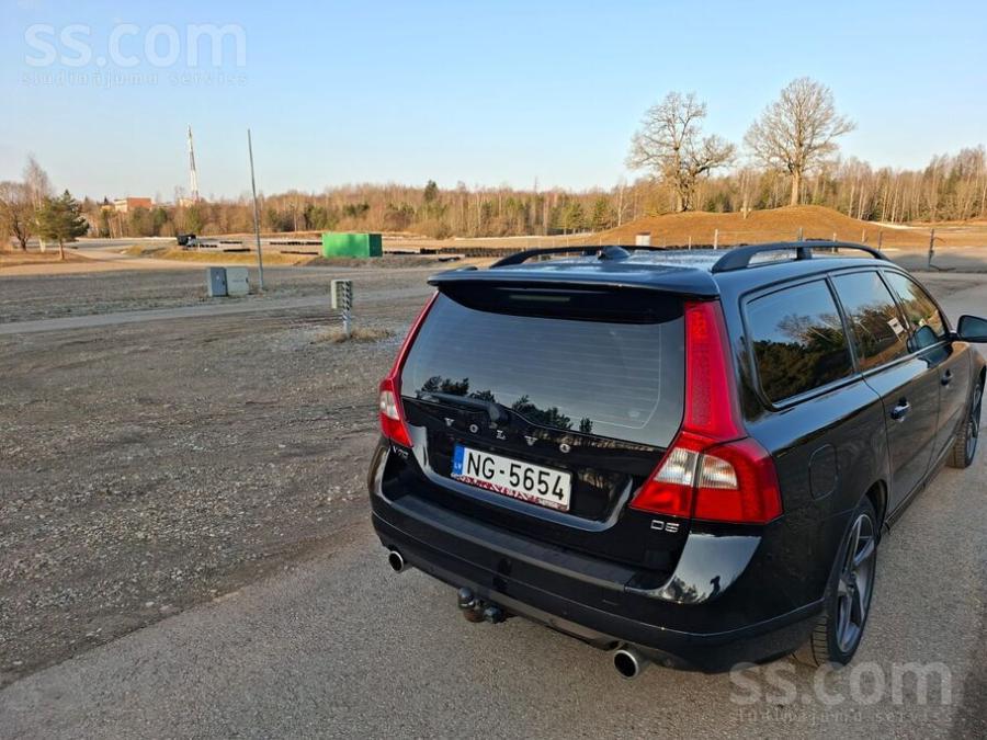 Black Volvo V70 2012 in Riga, with an engine capacity of 2.40 L and mileage of 370 thousand km for 6600 €, photo 7 on AUTOMOTO.COM.LV