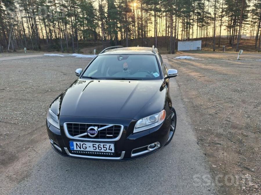 Black Volvo V70 2012 in Riga, with an engine capacity of 2.40 L and mileage of 370 thousand km for 6600 €, photo 9 on AUTOMOTO.COM.LV