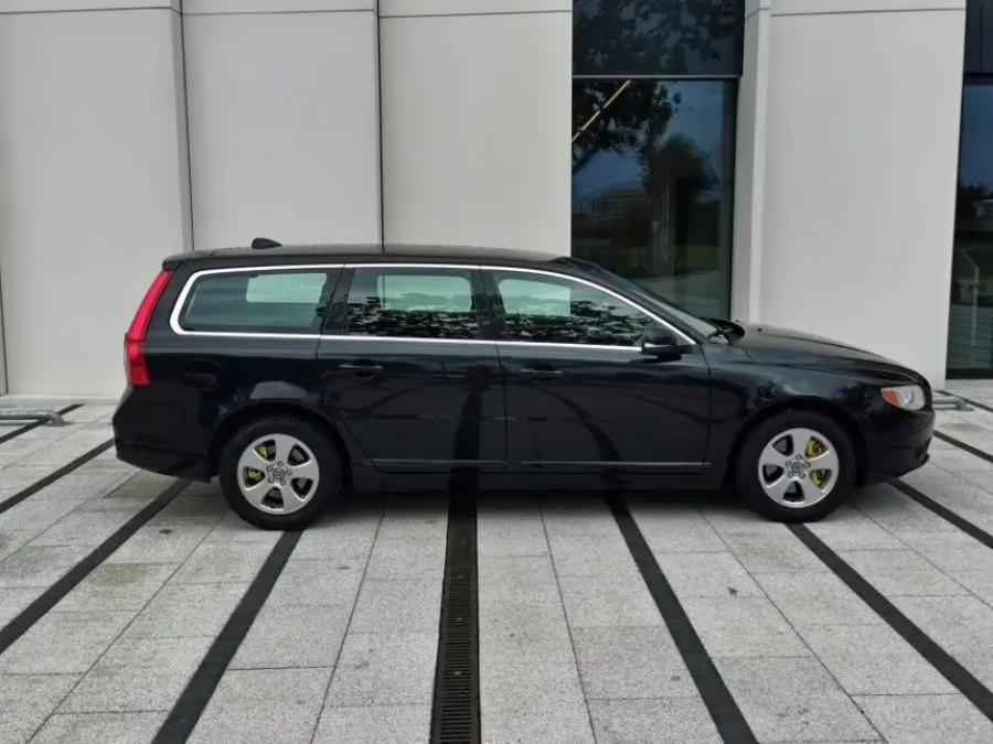 Black Volvo V70 2012 in Riga, with an engine capacity of 2.40 L and mileage of 230 thousand km for 7690 €, photo 5 on AUTOMOTO.COM.LV