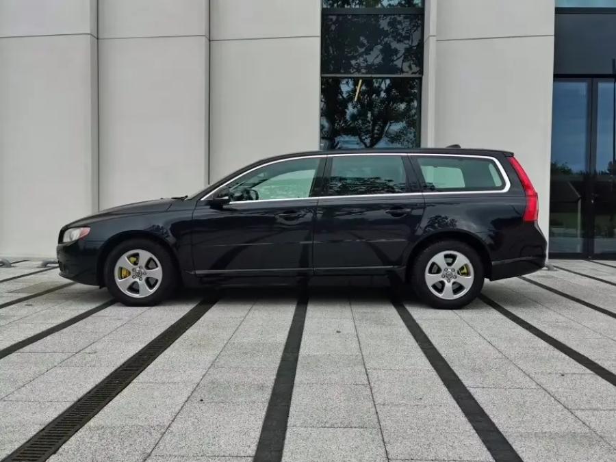 Black Volvo V70 2012 in Riga, with an engine capacity of 2.40 L and mileage of 230 thousand km for 7690 €, photo 6 on AUTOMOTO.COM.LV