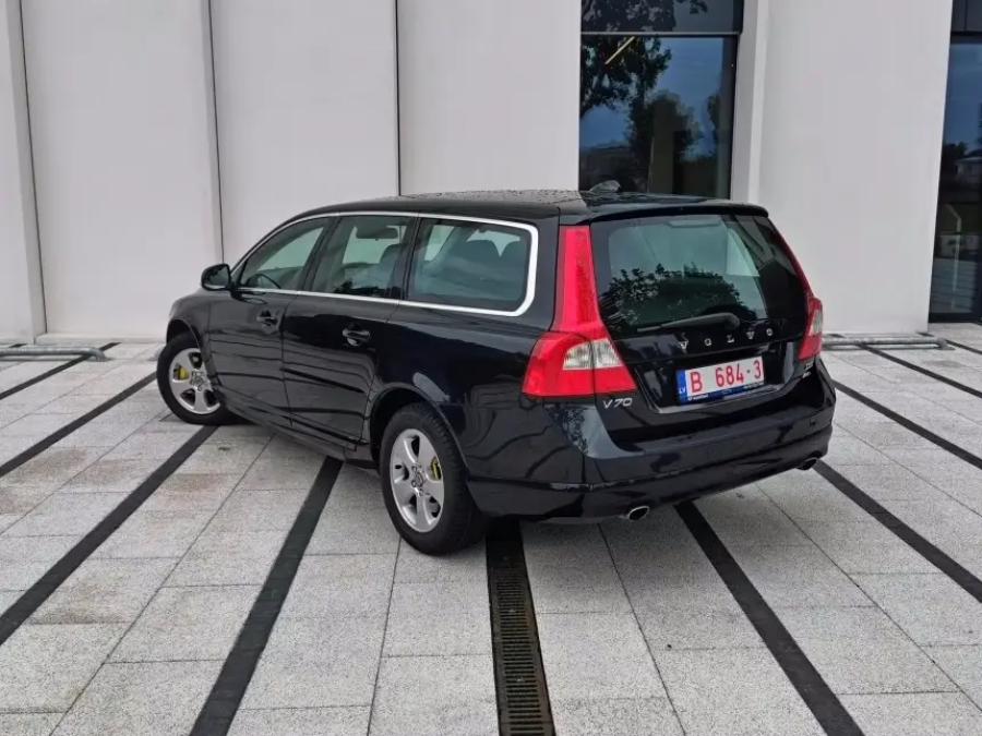 Black Volvo V70 2012 in Riga, with an engine capacity of 2.40 L and mileage of 230 thousand km for 7690 €, photo 7 on AUTOMOTO.COM.LV