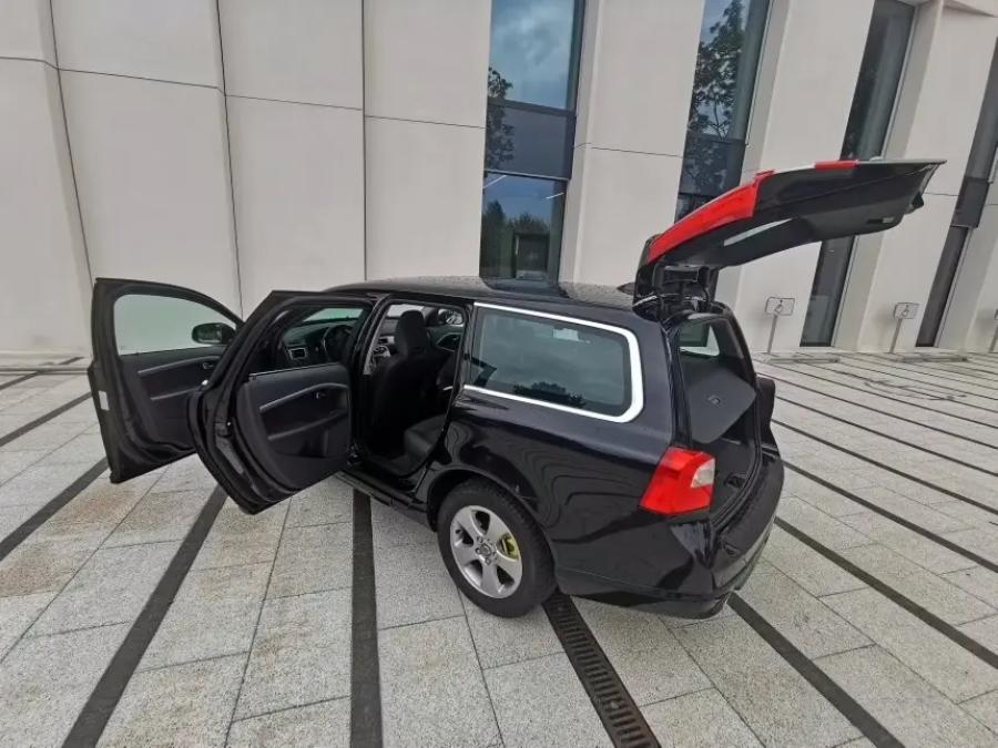 Black Volvo V70 2012 in Riga, with an engine capacity of 2.40 L and mileage of 230 thousand km for 7690 €, photo 10 on AUTOMOTO.COM.LV