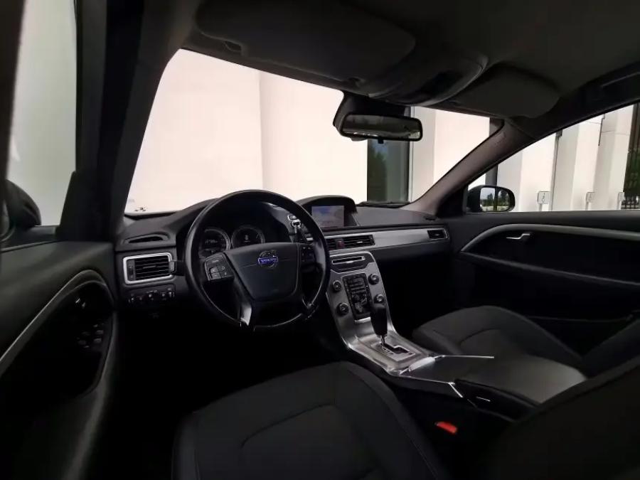 Black Volvo V70 2012 in Riga, with an engine capacity of 2.40 L and mileage of 230 thousand km for 7690 €, photo 11 on AUTOMOTO.COM.LV