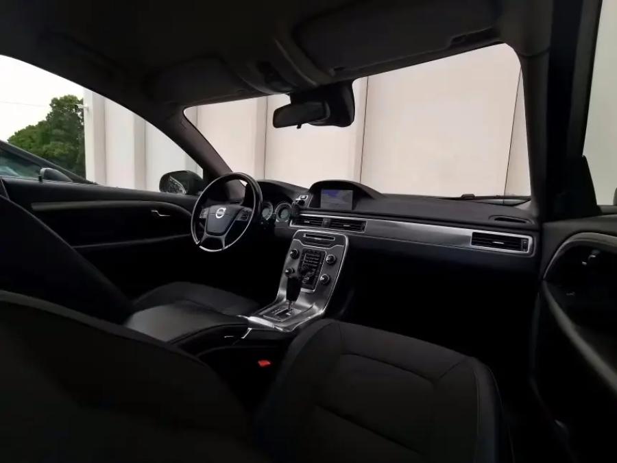 Black Volvo V70 2012 in Riga, with an engine capacity of 2.40 L and mileage of 230 thousand km for 7690 €, photo 13 on AUTOMOTO.COM.LV