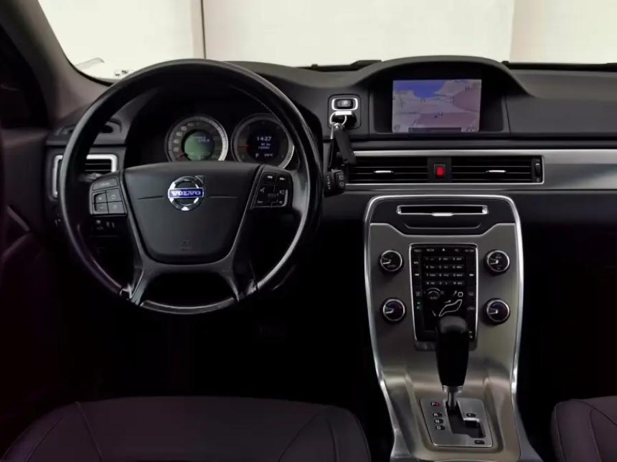 Black Volvo V70 2012 in Riga, with an engine capacity of 2.40 L and mileage of 230 thousand km for 7690 €, photo 14 on AUTOMOTO.COM.LV