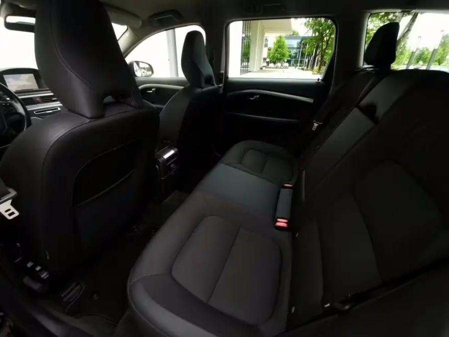 Black Volvo V70 2012 in Riga, with an engine capacity of 2.40 L and mileage of 230 thousand km for 7690 €, photo 15 on AUTOMOTO.COM.LV