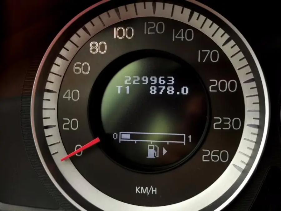 Black Volvo V70 2012 in Riga, with an engine capacity of 2.40 L and mileage of 230 thousand km for 7690 €, photo 17 on AUTOMOTO.COM.LV