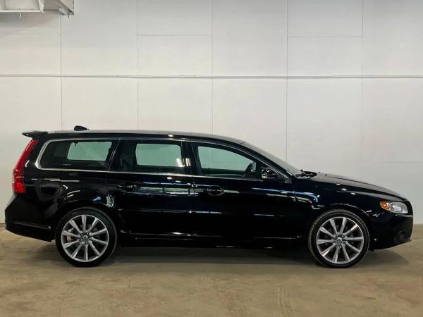 Melns Volvo V70 2012 Jūrmala, ar dzinēja tilpumu 2.00 L un nobraukumu 418 tūkst. km par 6850 €, foto 9 vietnē AUTOMOTO.COM.LV