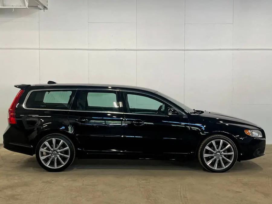 Black Volvo V70 2012 in Jurmala, with an engine capacity of 2.00 L and mileage of 418 thousand km for 6850 €, photo 10 on AUTOMOTO.COM.LV