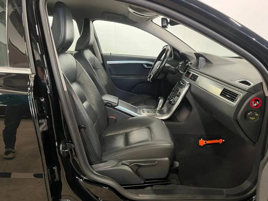 Black Volvo V70 2012 in Jurmala, with an engine capacity of 2.00 L and mileage of 418 thousand km for 6850 €, photo 21 on AUTOMOTO.COM.LV