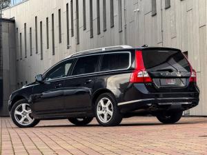 Black Volvo V70 2012 in Riga, with an engine capacity of 2.40 L and mileage of 247 thousand km for 3700 €, photo 3 on AUTOMOTO.COM.LV