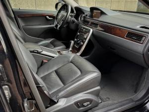 Black Volvo V70 2012 in Riga, with an engine capacity of 2.40 L and mileage of 247 thousand km for 3700 €, photo 8 on AUTOMOTO.COM.LV
