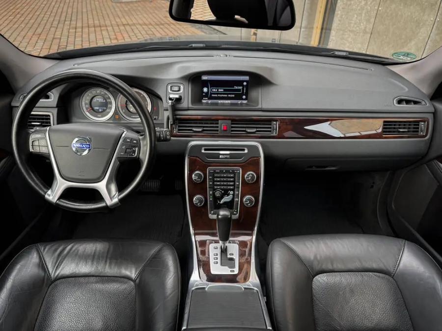 Black Volvo V70 2012 in Riga, with an engine capacity of 2.40 L and mileage of 247 thousand km for 3700 €, photo 9 on AUTOMOTO.COM.LV