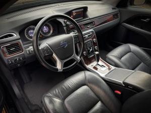 Black Volvo V70 2012 in Riga, with an engine capacity of 2.40 L and mileage of 247 thousand km for 3700 €, photo 11 on AUTOMOTO.COM.LV