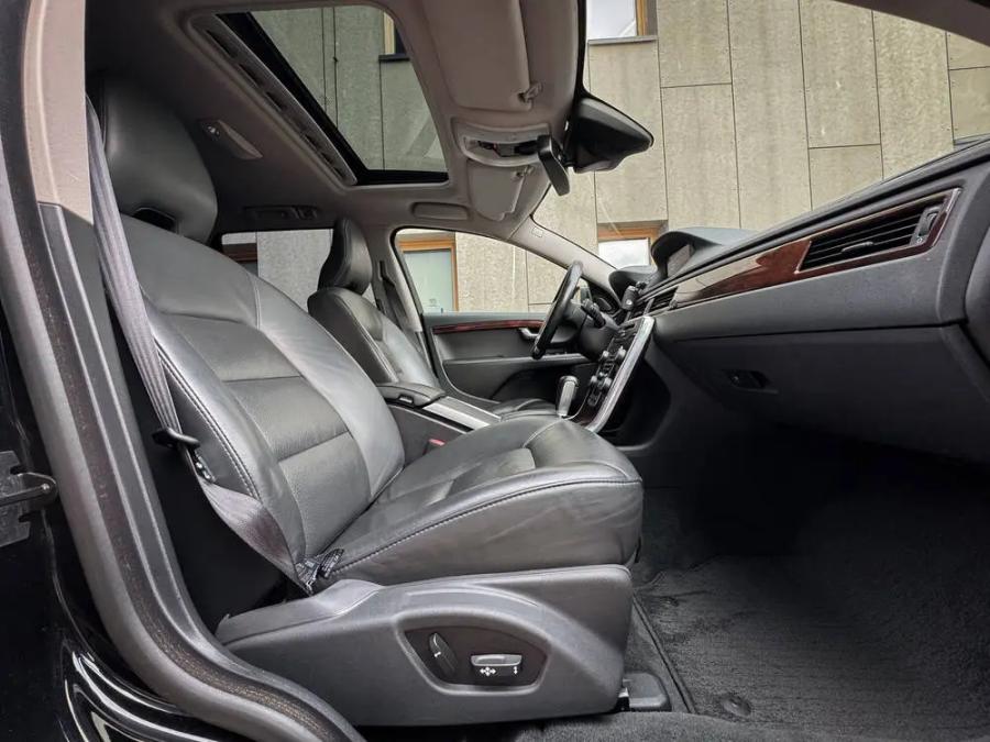 Black Volvo V70 2012 in Riga, with an engine capacity of 2.40 L and mileage of 247 thousand km for 3700 €, photo 12 on AUTOMOTO.COM.LV