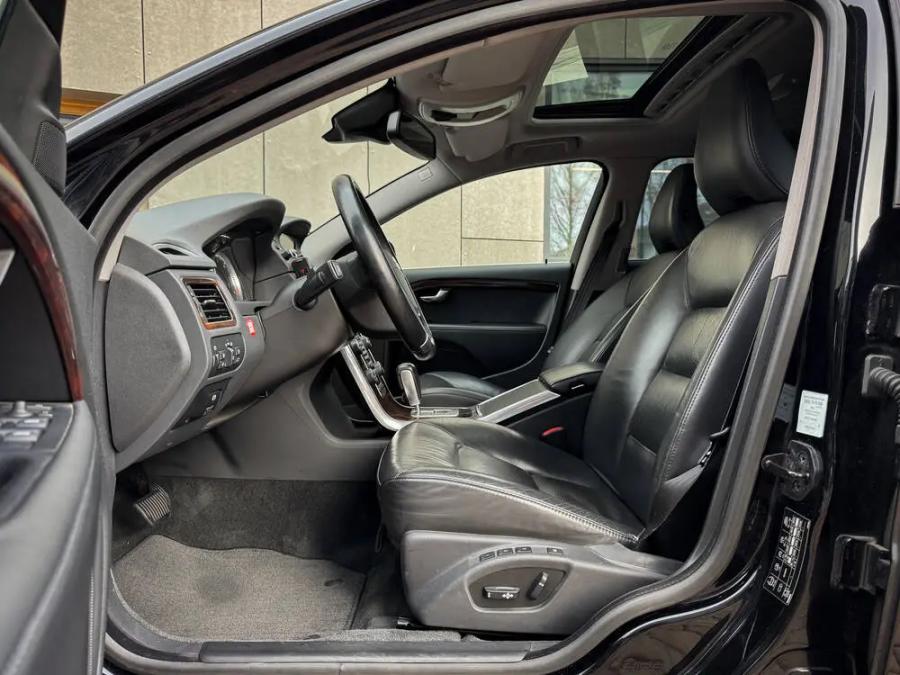 Black Volvo V70 2012 in Riga, with an engine capacity of 2.40 L and mileage of 247 thousand km for 3700 €, photo 13 on AUTOMOTO.COM.LV