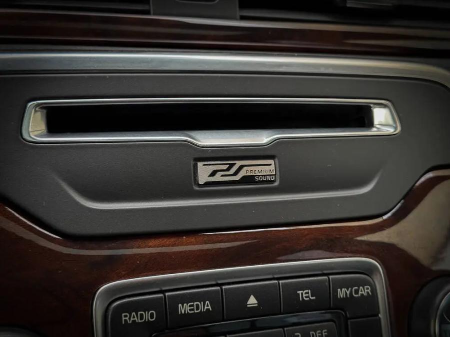 Black Volvo V70 2012 in Riga, with an engine capacity of 2.40 L and mileage of 247 thousand km for 3700 €, photo 14 on AUTOMOTO.COM.LV