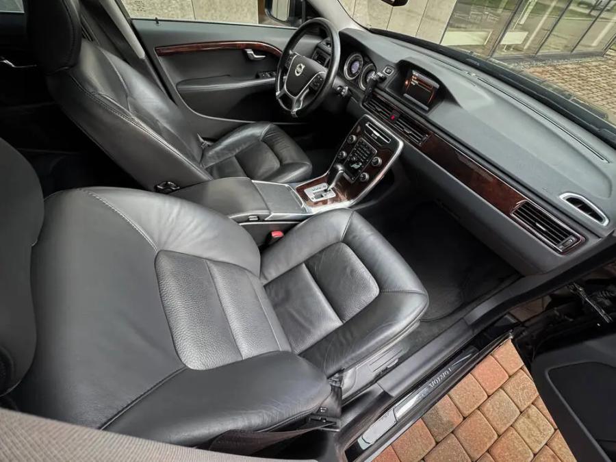 Black Volvo V70 2012 in Riga, with an engine capacity of 2.40 L and mileage of 247 thousand km for 3700 €, photo 16 on AUTOMOTO.COM.LV